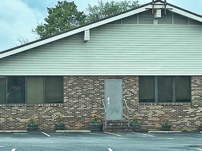 The unassuming brick exterior of Peach Blossom Diner proves that culinary treasures often hide behind modest facades in South Carolina.