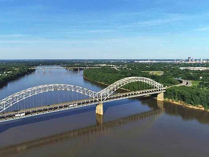 Just a 15-minute drive from Louisville, New Albany residents enjoy spectacular river views and convenient access to metropolitan opportunities.