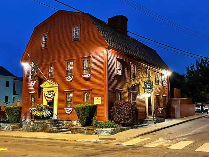 By night, the tavern's warm glow beckons hungry history buffs and foodies alike &ndash; George Washington never had it this good!