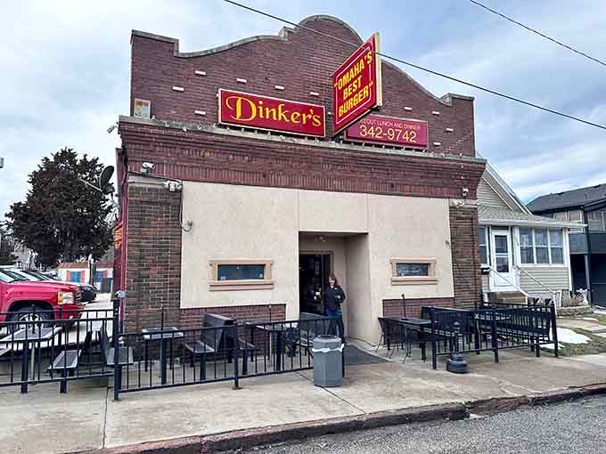 On sunny days, this modest building transforms into a beacon for hungry patrons seeking Nebraska's most celebrated burger experience.