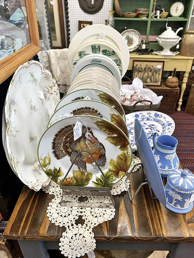 Thanksgiving dinner would feel downright presidential served on these turkey plates. Your mashed potatoes deserve this level of presentation.