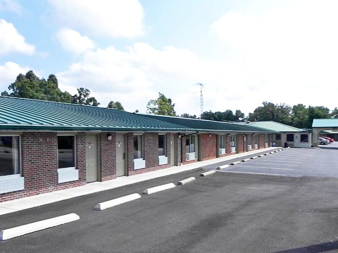 Clean, comfortable accommodations await travelers exploring Kentucky's small towns, perfect for extending your weekend drive into an overnight stay.