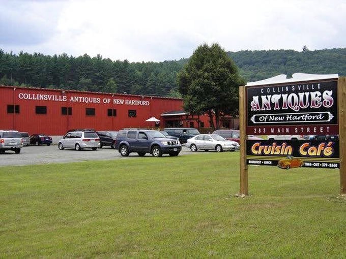 The roadside sign promises both antiques and comfort food at the Cruisin Café. A perfect combination—feed your collection and your stomach in one stop.