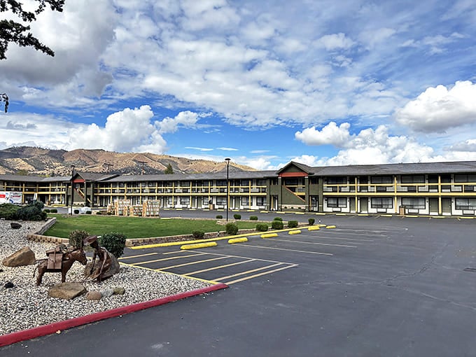 The Best Western Miner's Inn offers weary travelers a comfortable basecamp for Yreka adventures, with mountains standing guard in the distance.