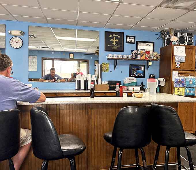 Counter seats: where solo diners become regulars, waitresses become friends, and breakfast becomes a spectator sport worth watching.