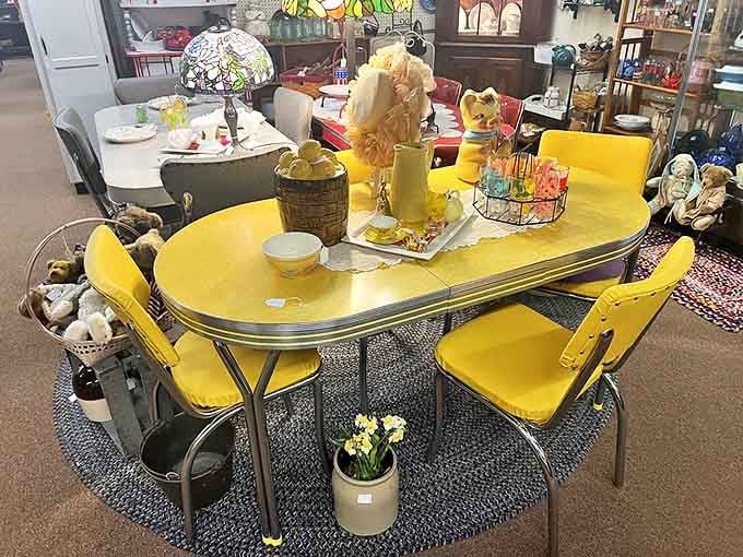 This sunny yellow dinette set screams 1950s optimism. Just add meatloaf, martinis, and some Dean Martin on the hi-fi.