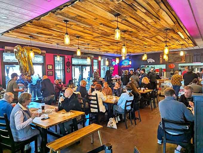 A full house of happy diners under that gorgeous wooden ceiling. The universal language of "mmm" needs no translation here.