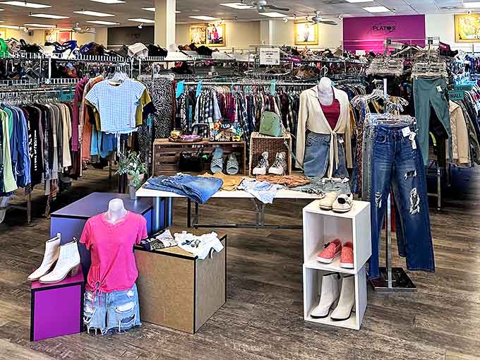 Trendy displays that look straight out of a department store – second-hand shopping without the treasure-hunt fatigue.