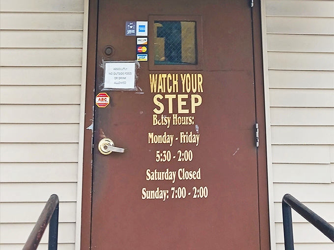 Early birds rejoice&mdash;Betsy's 5 opening means you can have your pancakes and still make your morning meeting.