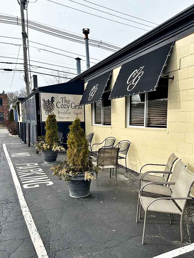 The outdoor seating area whispers promises of al fresco breakfast possibilities. Those chairs have held countless conversations over coffee and comfort food.