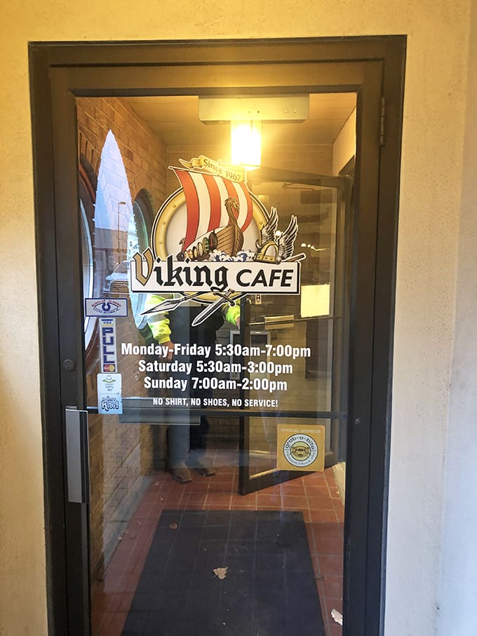 No shirt, no shoes, no service &ndash; the door announces the hours and the only dress code that matters in a place where the food does all the talking.