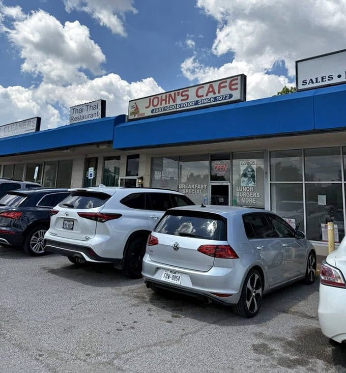 A full parking lot is the universal sign for "the food is worth waiting for." Locals know to arrive early or be prepared to wait.