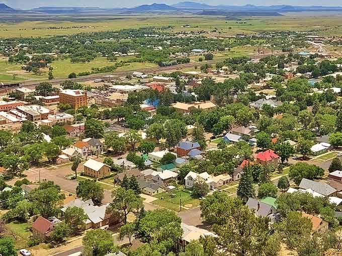 From above, Raton reveals itself as an oasis of greenery amid the high plains, where neighborhoods spread comfortably without big-city congestion.
