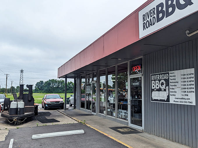 The smoker standing sentinel outside announces to passersby: "Serious barbecue happens here." And it's not bluffing.