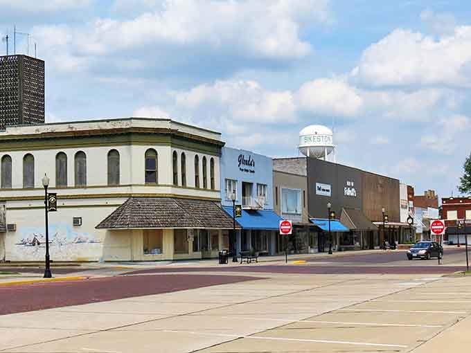 Small-town America at its finest - where parking spaces outnumber traffic jams by about a thousand to one.