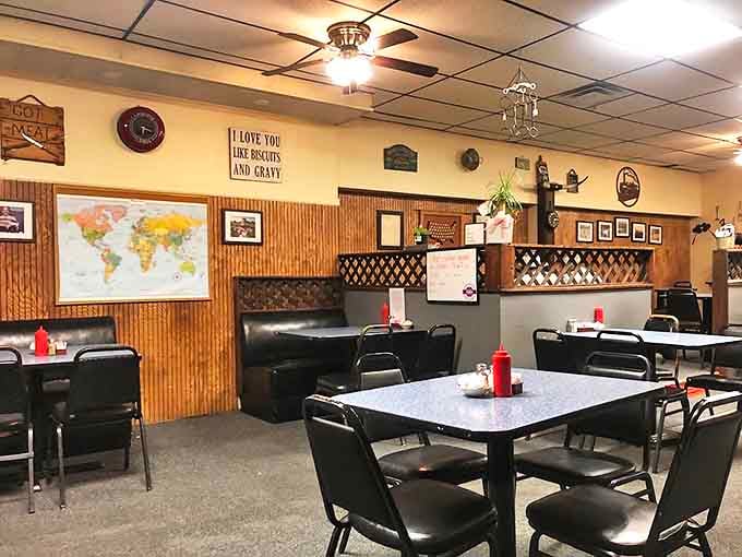 Classic diner d&eacute;cor complete with a "I LOVE YOU LIKE BISCUITS AND GRAVY" sign &ndash; the Midwestern equivalent of a Shakespearean sonnet.