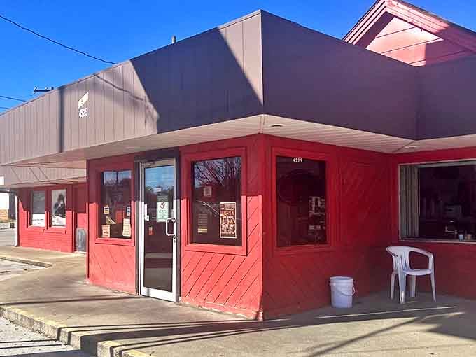 Alli's bright red exterior is like a beacon for hungry travelers &ndash; no GPS needed, just follow your rumbling stomach.