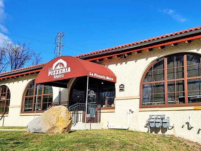 La Pizzeria Metro's Mediterranean-inspired building looks like it was plucked straight from an Italian village. Those rope railings add just the right coastal touch.