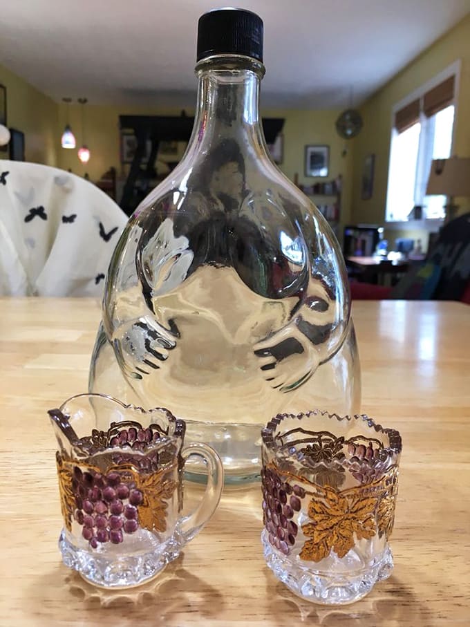 "I'll drink to that!" This whimsical bear-shaped bottle embraces two grape-patterned shot glasses, creating the perfect conversation starter for your next gathering.