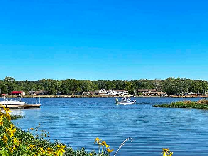 Boating enthusiasts find their slice of aquatic heaven where the Illinois River widens, creating a playground for everything from kayaks to pontoons.