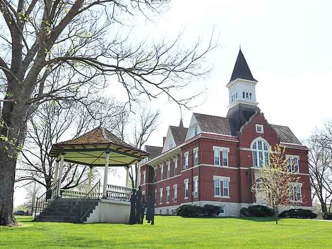 Mound City's courthouse and gazebo create a postcard-perfect scene that Norman Rockwell would have loved to paint.