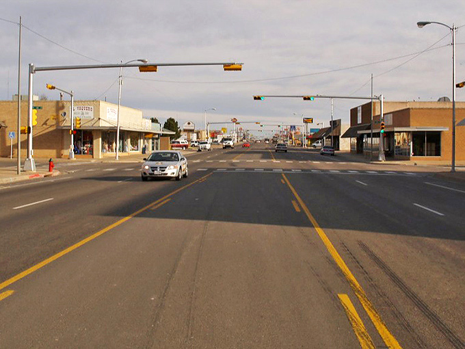 The spacious main thoroughfare in Dumas offers a refreshing break from urban congestion, where driving is pleasure, not punishment.