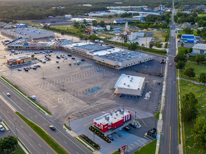 From above, you can see how everything's within reach&mdash;shopping, dining, and community spaces all conveniently close together.