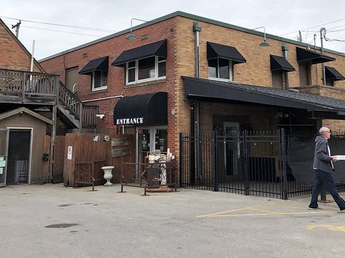 Behind Bordenaro's unassuming brick exterior lies pizza magic that's been captivating Des Moines taste buds for generations.