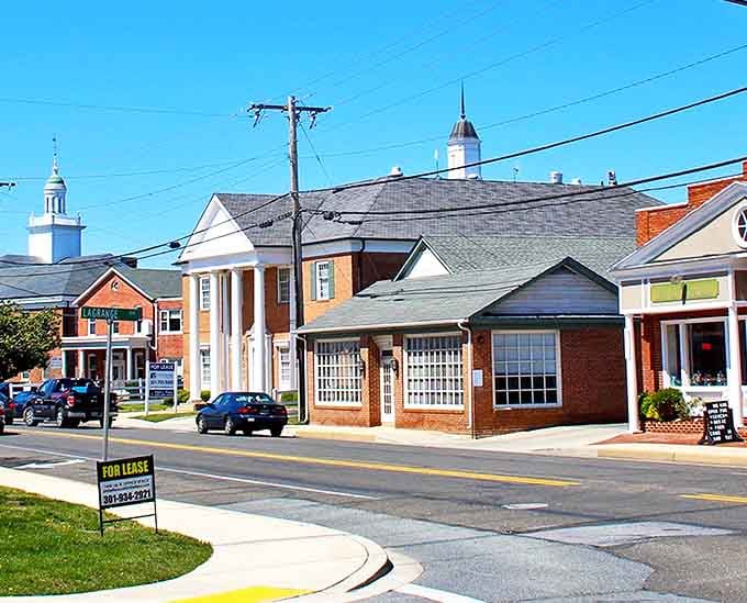 La Plata's main street looks like it was designed for Sunday afternoon strolls. The perfect backdrop for ice cream cones and window shopping!