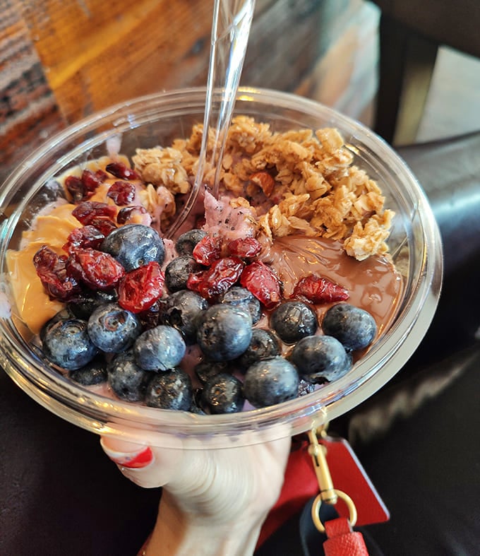 A symphony of textures and flavors&mdash;fresh berries, crunchy granola, and smooth a&ccedil;a&iacute; base. Health food that actually makes you forget you're eating something good for you.