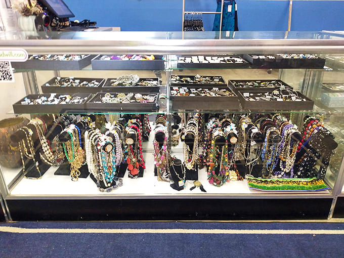 Treasure Island in miniature! Behind glass lies the accumulated sparkle of decades &ndash; from statement pieces to subtle gems waiting for their comeback moment.