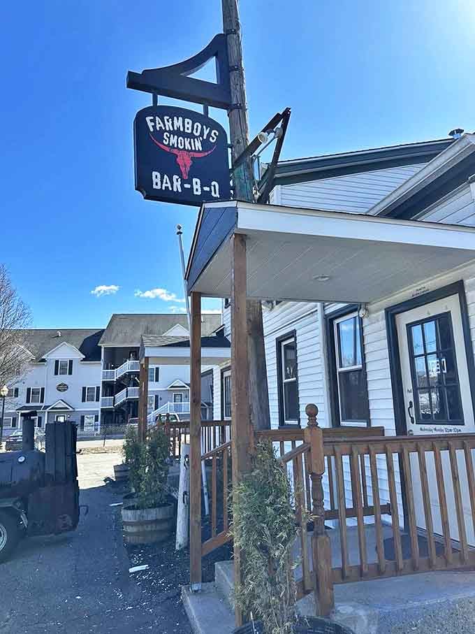 This farmhouse-style spot looks like it stepped straight out of BBQ country comfort dreams.