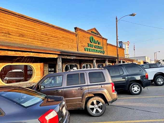 A full parking lot under blue skies proves this legendary spot remains a must-visit destination for serious carnivores.