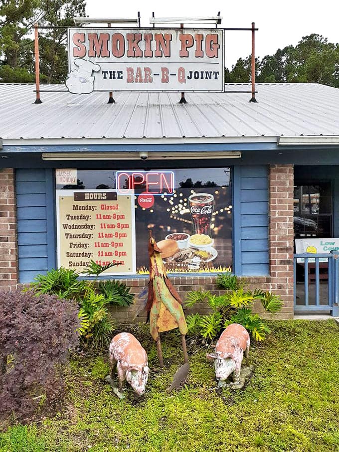 Those little pig statues aren't just cute&mdash;they're standing guard over some of the best ribs on Georgia's coast.