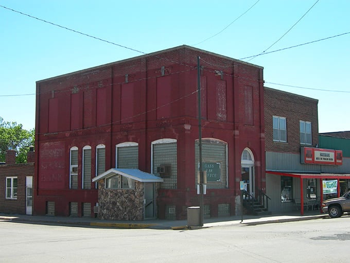 De Smet's historic buildings have changed little since Laura Ingalls Wilder walked these streets, a living museum of prairie life.