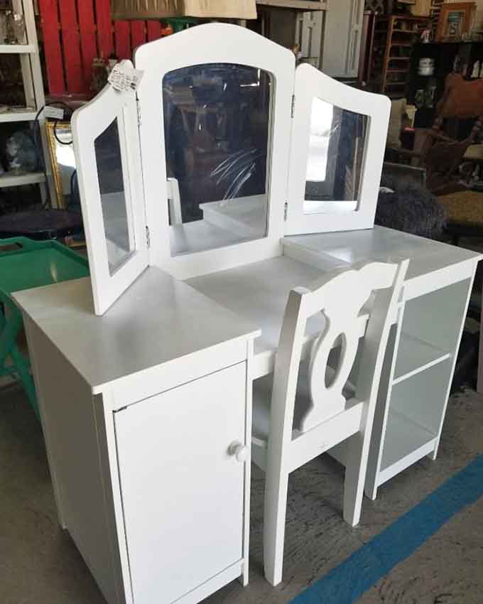 A pristine white vanity that's seen more morning routines than a barista. Someone's going to create new memories at this looking glass.