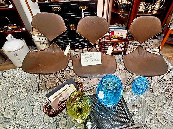 Mid-century modern meets Montana in this stylish corner. Those wire Eames-style chairs would make Don Draper nod with approval.