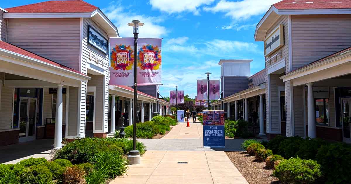 This Massive Outlet Mall In Massachusetts Is Where Serious Shoppers ...