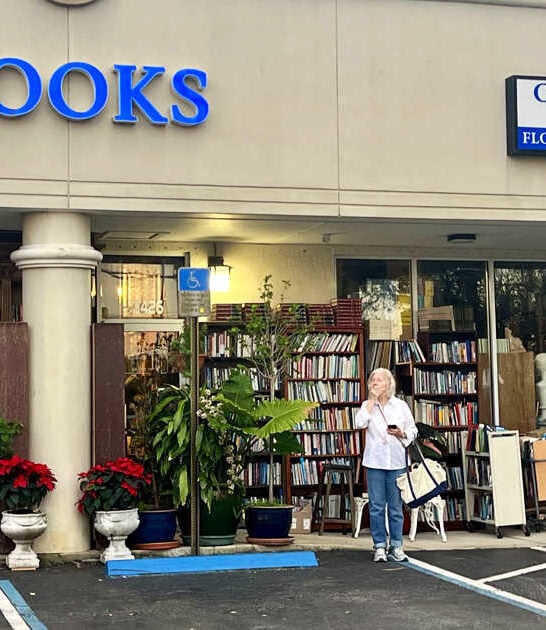 People Drive From All Over Florida For The Rare Literary Treasures At This Massive Bookstore