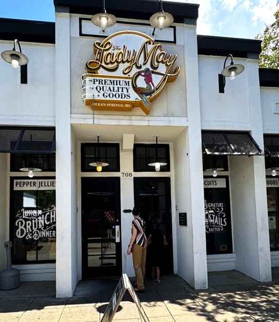 People Drive From All Over Mississippi To Dine At This Unfussy Restaurant