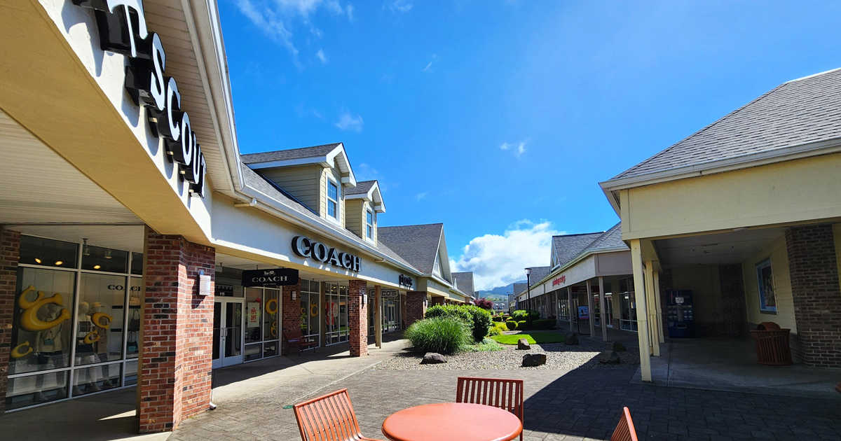 The Massive Outlet Mall In Oregon With Incredible Deals Locals Keep ...
