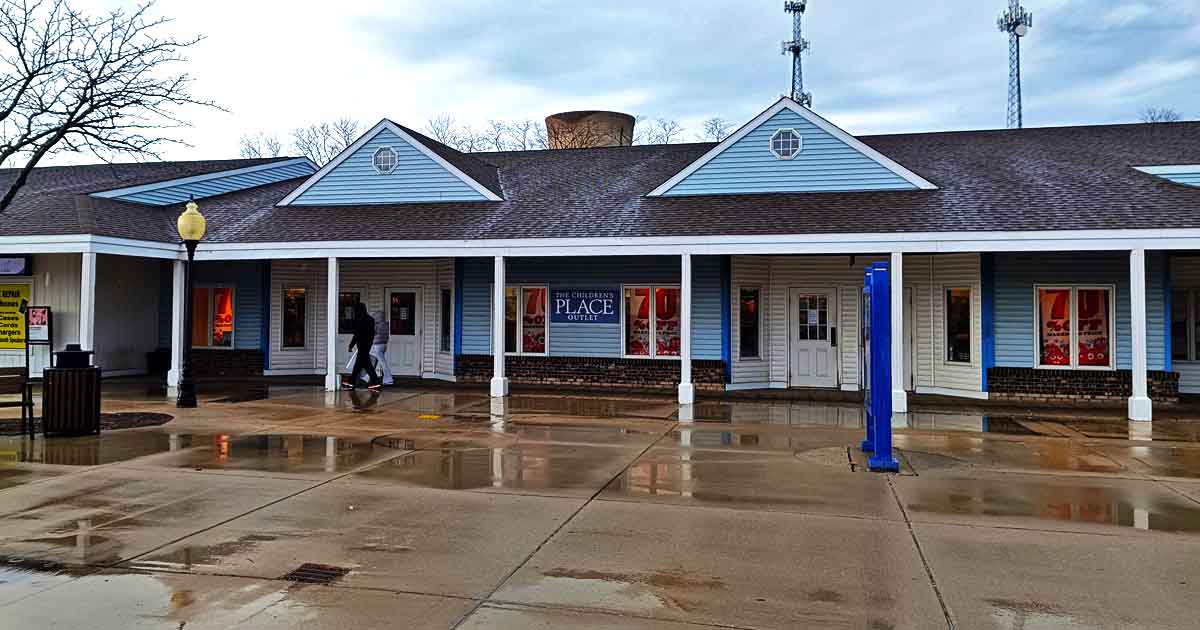 This Massive Outlet Mall In Indiana Makes A $50 Budget Feel Bigger
