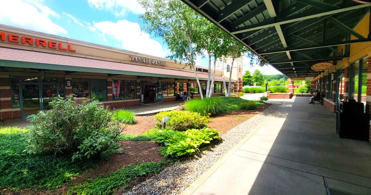The Massive Outlet Mall In Pennsylvania Where Smart Shoppers Stretch ...