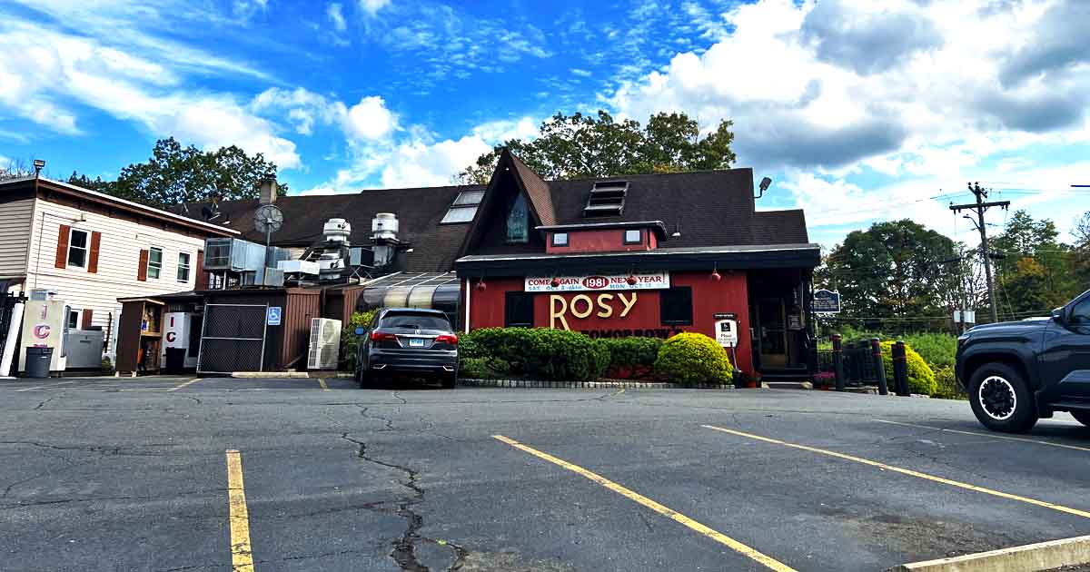 People Drive From All Over Connecticut To Eat At This Iconic Restaurant