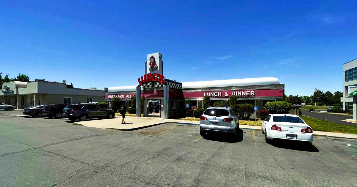 People Drive From All Over Utah To Eat At This ‘50-Style Mom-And-Pop Diner