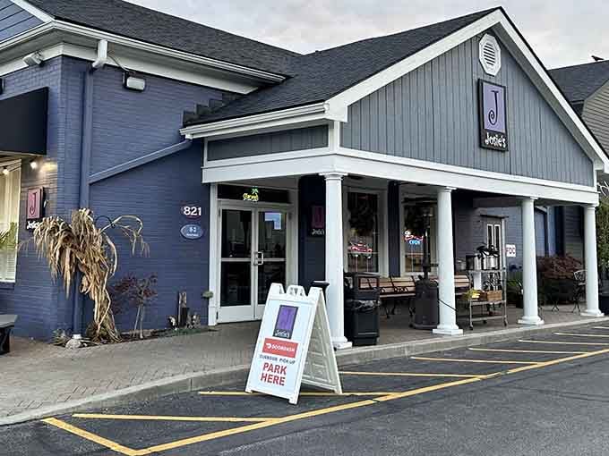 That cottage-style exterior hides some of the best breakfast in Kentucky, proving charm and flavor go hand in hand.