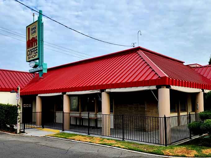 That turquoise and red color scheme screams 1950s louder than a jukebox playing Elvis on repeat.