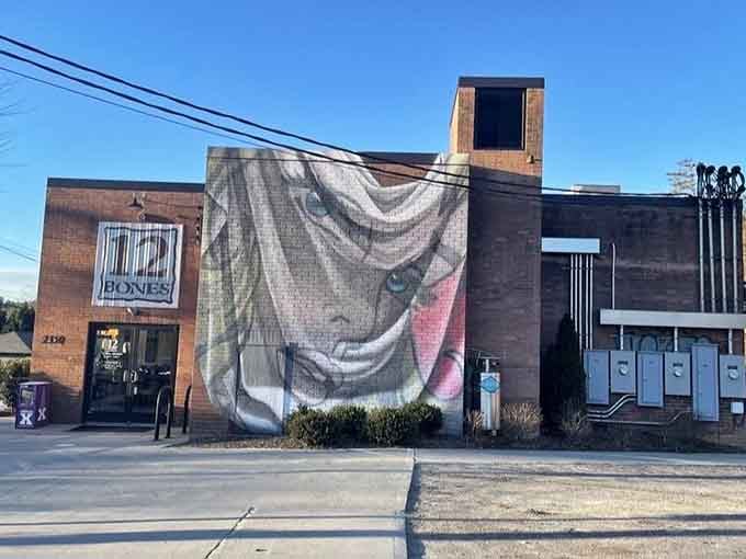 That striking mural transforms an industrial building into a work of art worthy of your barbecue pilgrimage.