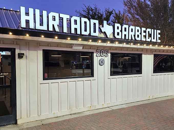 The iconic sign against the Texas sky announces your arrival at barbecue nirvana. At night, those string lights promise a warm welcome regardless of the hour.