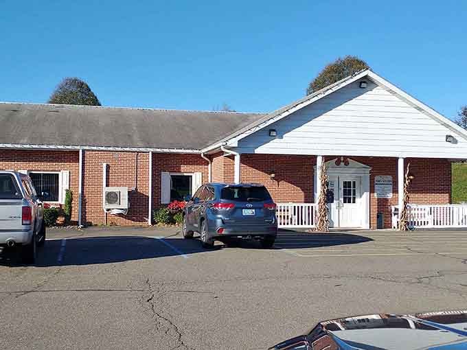 This unassuming brick building in Sugarloaf holds the kind of breakfast magic that makes early mornings worthwhile.